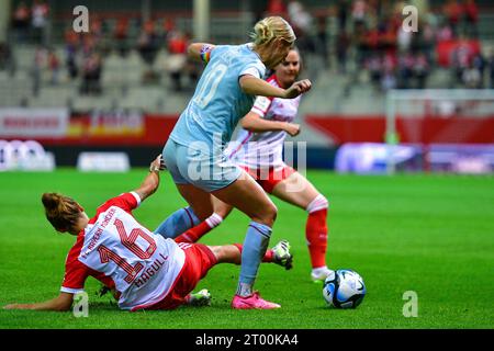v.li. : Lina Maria Magull (FC Bayern München, FCB, 16) Laura Vogt (Köln ...