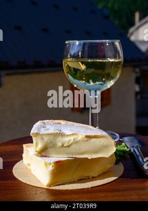 Fromage français Reblochon fabriqué en haute-Savoie, Roussette blanche ...