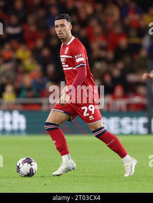 Sam Greenwood de Middlesbrough en action avec Nathan Broadhead d ...