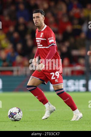 Sam Greenwood de Middlesbrough en action avec Nathan Broadhead d ...