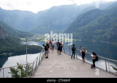 Skywalk à Hallstatt, haute-Autriche, Autriche, et Hallstatter See (lac ...
