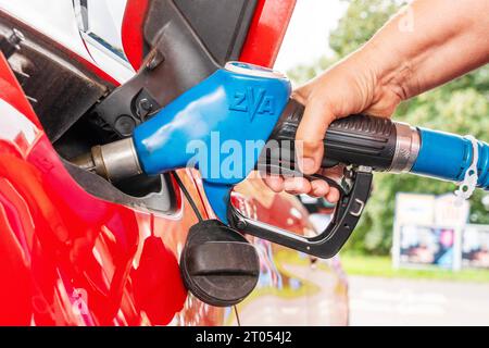 Tankstelle, Kundin tankt Super Benzin E5, Symbolfoto steigende ...