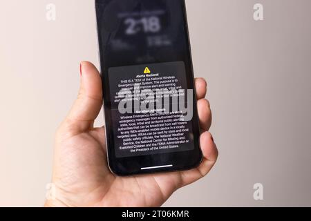 L'utilisateur du téléphone reçoit une alerte de sécurité nationale sur ...