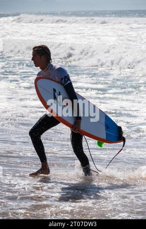 Le surfeur français local Sam Piter au Quiksilver Festival célébré à ...
