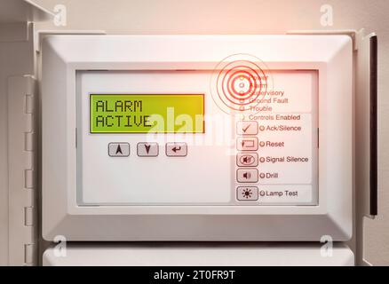 Système d'alarme incendie en panne. L'écran du panneau de commande ...
