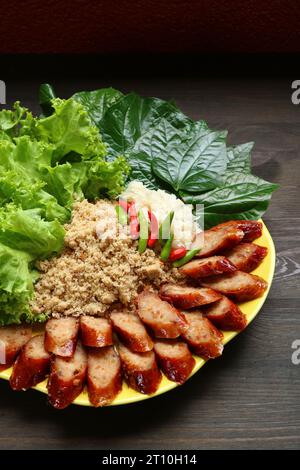 Assiette de SAI Krok-Planaem, un plat thaïlandais de saucisses de porc ...