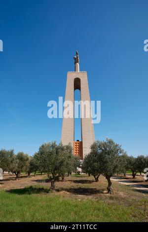 Sanctuaire du Christ Roi aka Cristo Rei statue surplombant Lisbonne, à ...