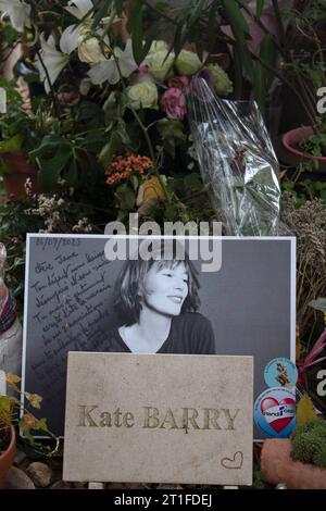 La tombe de Jane Birkin et Kate Barry Montparnasse Cimetière ...