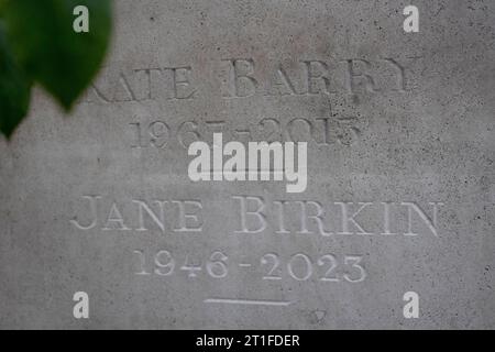 La tombe de Jane Birkin et Kate Barry Montparnasse Cimetière ...