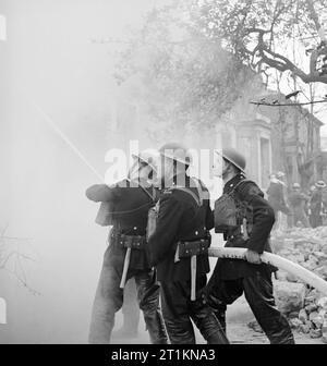 Les pompiers de la National Fire Service lutter contre un incendie dans ...