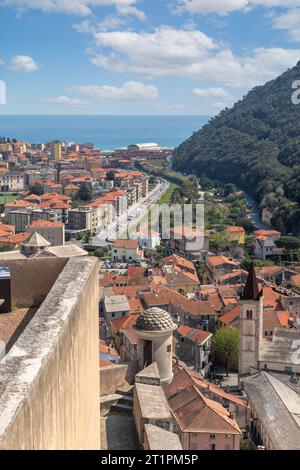 Vue depuis le forte San Giovanni, un fort espagnol situé sur la colline ...