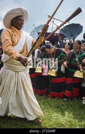 Les musiciens de Shikhali Jatra portent un chapeau de soucoupe, un haut ...