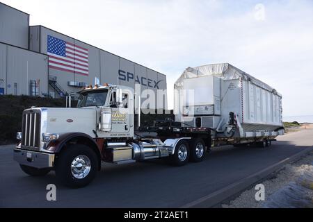 SWOT Spacecraft transport d'Astrotech à SpaceX Facility. Le vaisseau ...