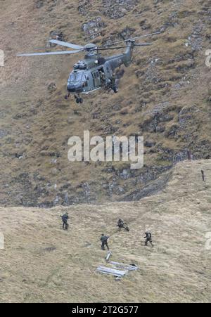 Ein Helikopter der Schweizer Luftwaffe vom Typ Aerospatiale AS-332 M1 Super Puma mit der Kennung ...