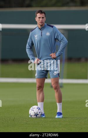 Javi Manquillo de Newcastle - Newcastle United s'entraîne avant leur ...