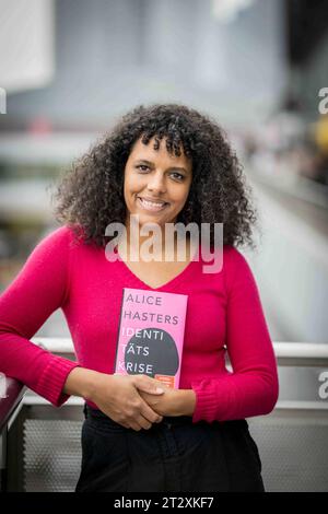 Portraet der Buchautorin, Essayistin und Podcasterin Alice Hasters ...