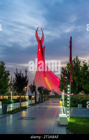 OUZBÉKISTAN, TACHKENT - 15 SEPTEMBRE 2023 : monument illuminé de l ...