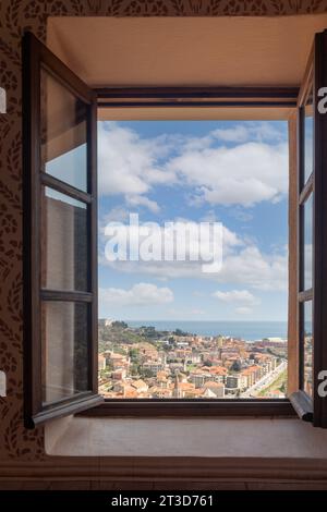 Vue depuis le forte San Giovanni, un fort espagnol situé sur la colline ...
