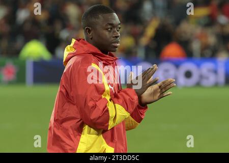 EINDHOVEN - (de gauche à droite) Nampalys Mendy du RC Lens, Hirving Lozano du PSV Eindhoven lors ...