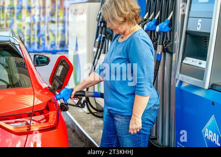 Tankstelle, Kundin tankt Super Benzin E5, Symbolfoto steigende ...