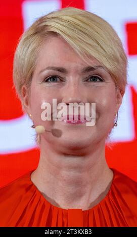 Linstow, Allemagne. 21 octobre 2023. Sabrina REPP (r), 24 ans, accepte ...