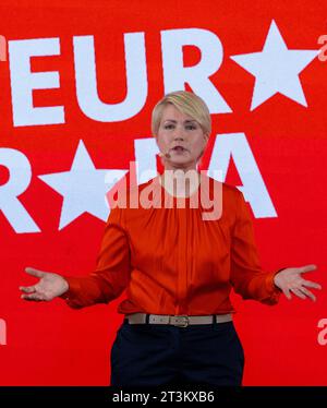 Linstow, Allemagne. 21 octobre 2023. Sabrina REPP (r), 24 ans, accepte ...