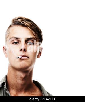 Portrait, maquette ou homme fumant une cigarette pour le stress, la ...