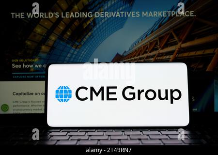 Logo du groupe CME vu sur le smartphone et le site Web de CME à l ...