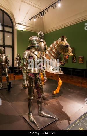 Vienne : armure de chevalier dans le musée Hofjagd- und Rüstkammer ...