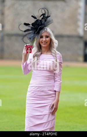 Fallon Sherrock après avoir été fait membre de l'ordre de l'Empire ...