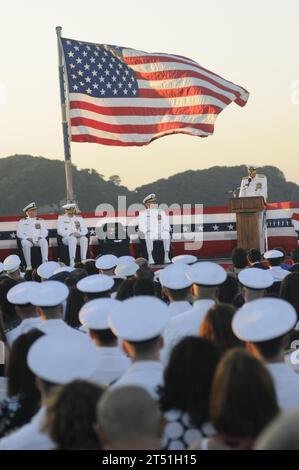 Vice-amiral Daniel L. Cheever, commandant, Naval Air Forces, à gauche ...
