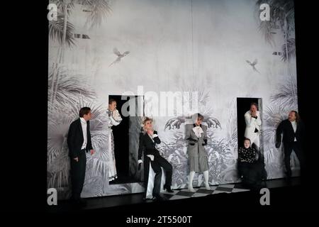 Katrija Lehmann als Miss Prism während der Fotoprobe für das Stück ...