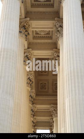 Colonnes de l'église de la Madeleine à Paris, France, un jour d'été ...