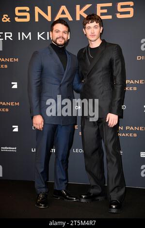 Josh Andres Rivera und Tom Blyth BEI der Premiere des Kinofilms Die ...