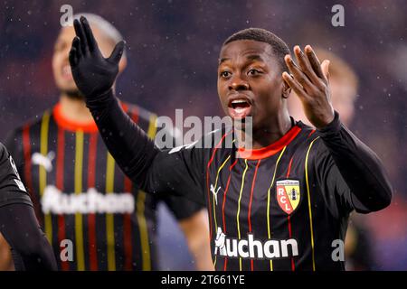 EINDHOVEN - (de gauche à droite) Nampalys Mendy du RC Lens, Hirving Lozano du PSV Eindhoven lors ...