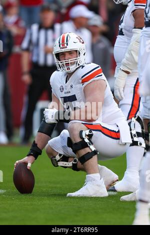 11 novembre 2023 : le centre Auburn Connor Lew #75 s'installe le long ...