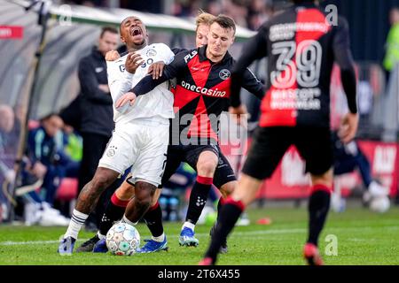 ALMERE, PAYS-BAS - 12 NOVEMBRE : Joey Jacobs d'Almere City FC court avec le ballon lors du match ...
