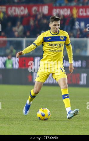 Juan Manuel Cruz de Hellas Verona FC concourt pour le ballon avec ...