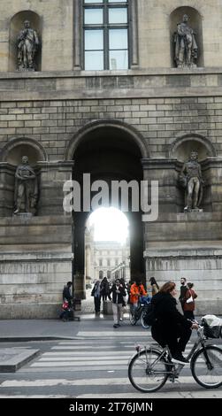 Paris, Rue de Richelieu, façade de la Bibliothèque Nationale de France ...