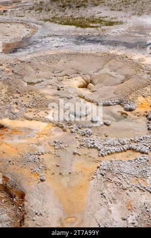 Geyserite est une variété de silice opaline que l'on trouve autour des ...