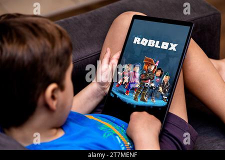 Petit garçon jouant au jeu Roblox sur une tablette. Roblox est un jeu ...