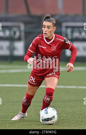 Luisa Blumenthal (27) de Zulte-Waregem photographiée en train de se battre pour le ballon avec ...