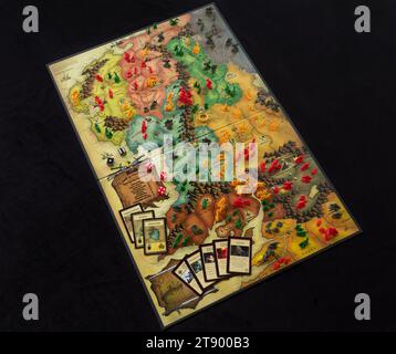 Gros plan sur une carte de jeu de société de stratégie de Lord of the Rings Risk avec des pions ...