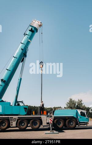 le contrepoids est installé par un ouvrier méconnaissable sur une ...