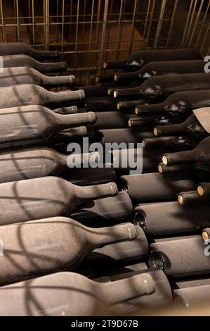 Dépôt de bouteilles de vin en cave souterraine à louer pour conserver ...