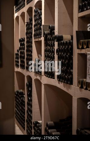 Dépôt de bouteilles de vin en cave souterraine à louer pour conserver ...