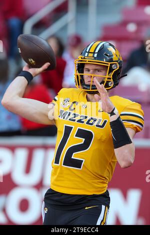 24 novembre 2023 : Missouri QB Brady Cook #12 atteint de coller la ...