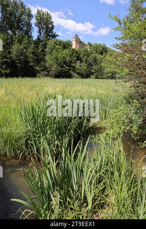 Le ruisseau et la vallée de la Beune entre le Château de Laussel (ici ...