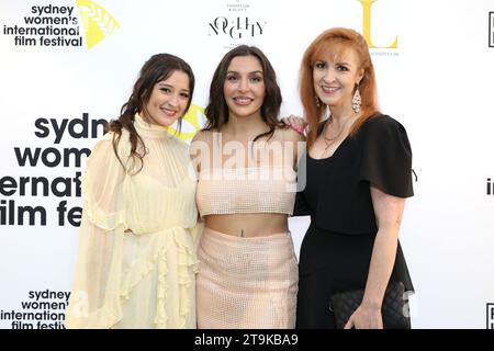 26 novembre 2023 : KAITLYN BOYE et JANELLE MCMENAMIN assistent au ...