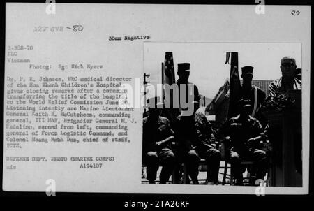 Le brigadier-général Keith B. McCutcheon, commandant général de la 1st ...